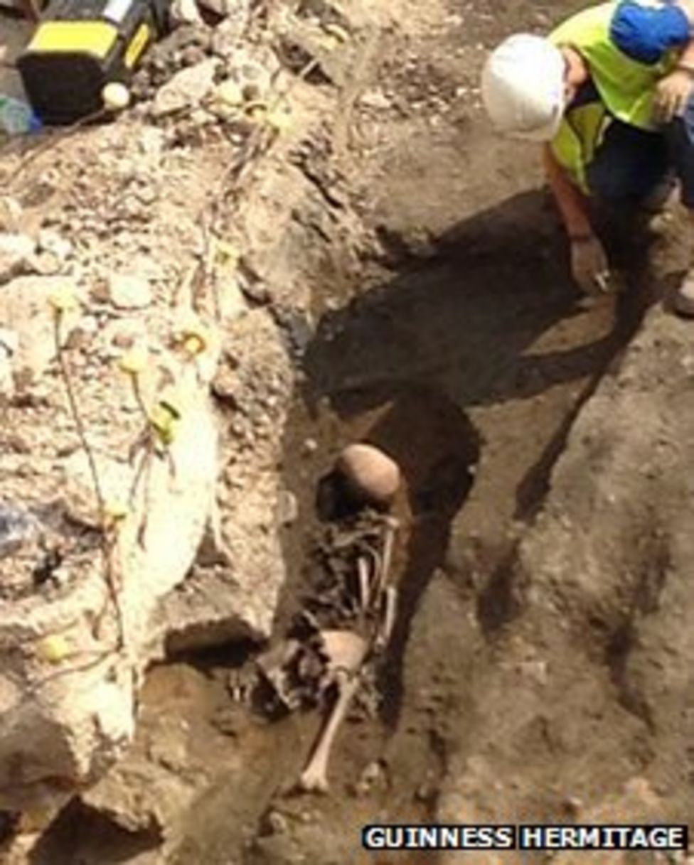 Roman skeletons discovered in Gloucester - BBC News