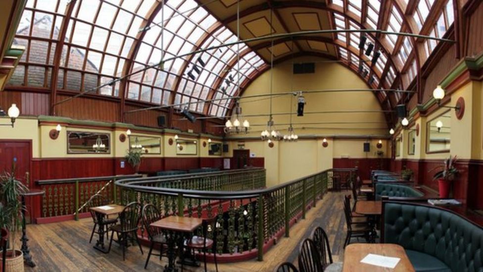 'Music hall' pub in Nottingham expands into caves - BBC News