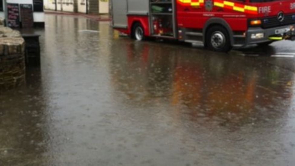 West Cornwall hit by flash flooding after heavy rain - BBC News