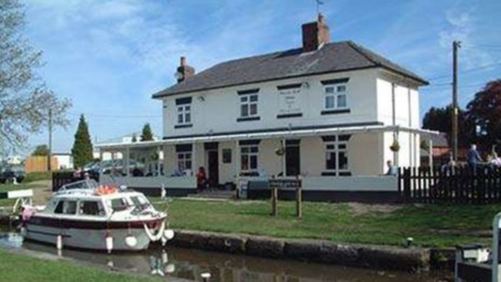Stenson Lock House coffee shop could close over canopy row - BBC News
