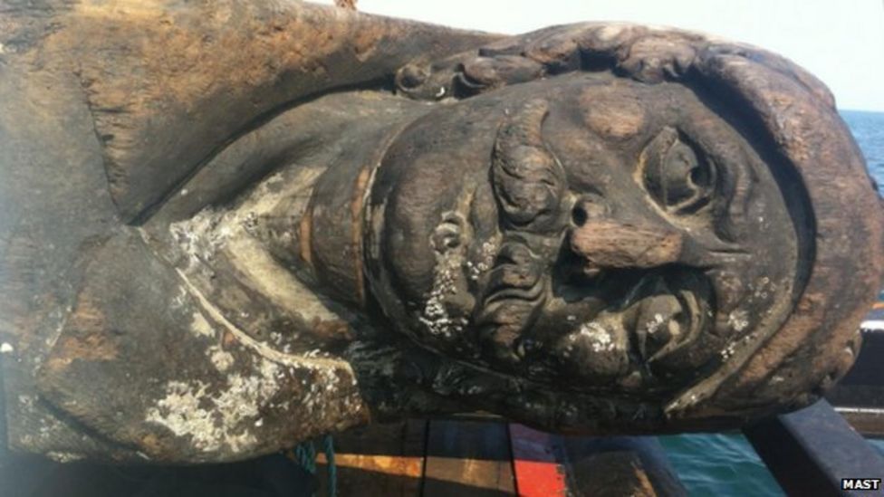 Poole Swash Channel Wreck: Raising the rudder - BBC News