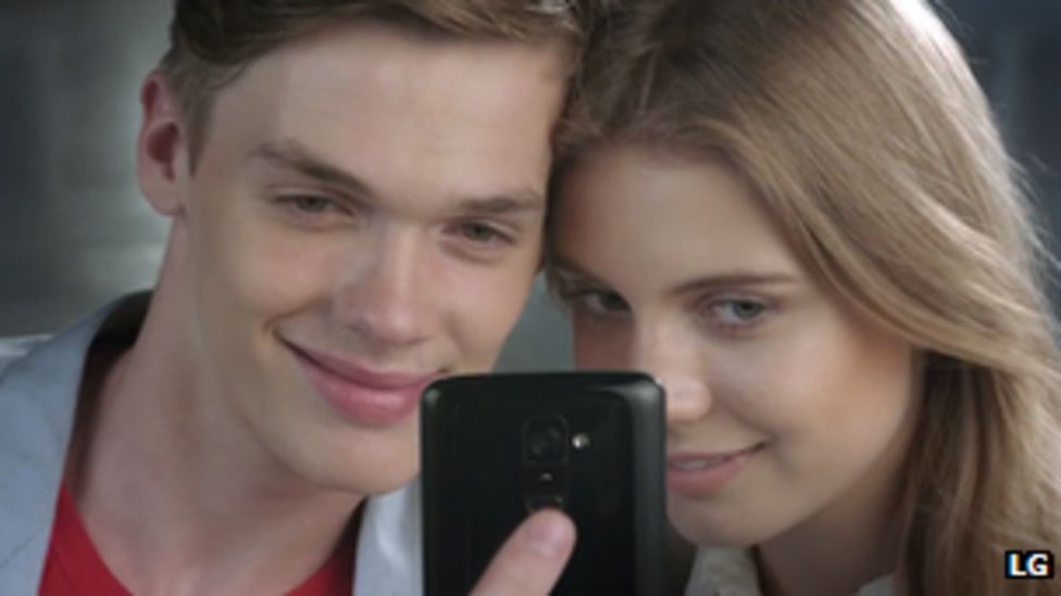 LG puts buttons on back of G2 smartphone - BBC News