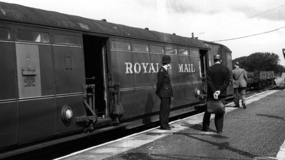 Great Train Robbery: Luton Model Railway Club re-creates heist - BBC News