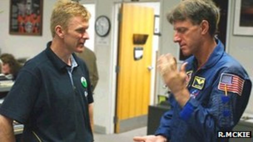 Astronaut Michael Foale retires from Nasa - BBC News