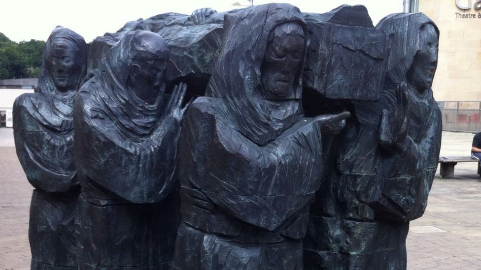 St Cuthbert's coffin is centrepiece of Durham Cathedral display - BBC News