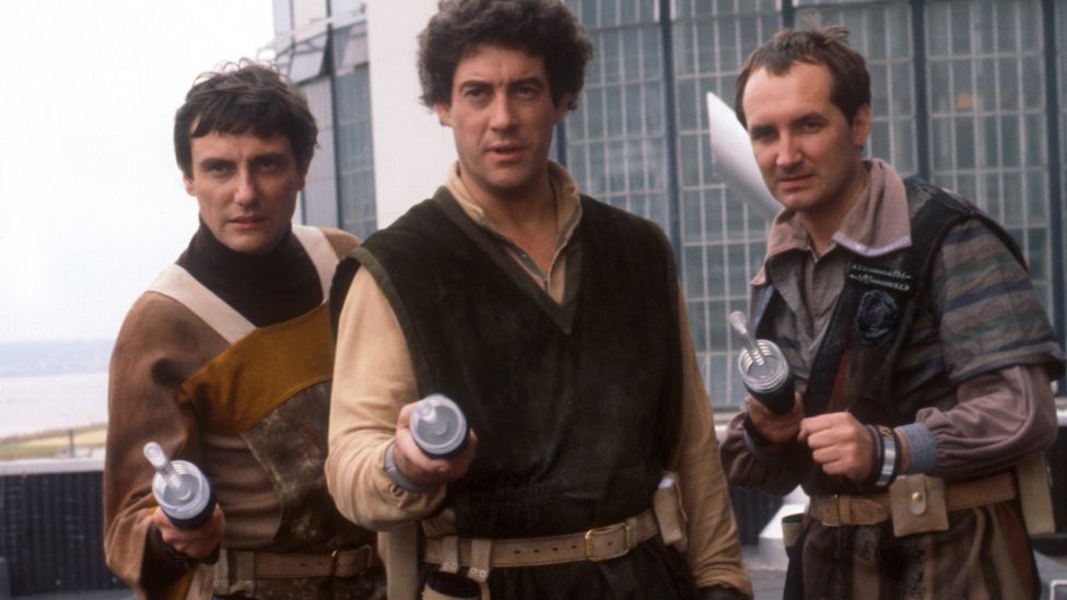 Gareth Thomas, Blake's 7 actor, dies aged 71 - BBC News