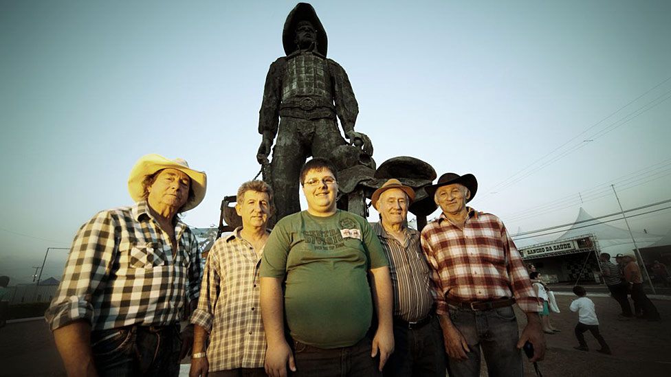 Cowboys at Brazil's Festa do Peao - BBC News