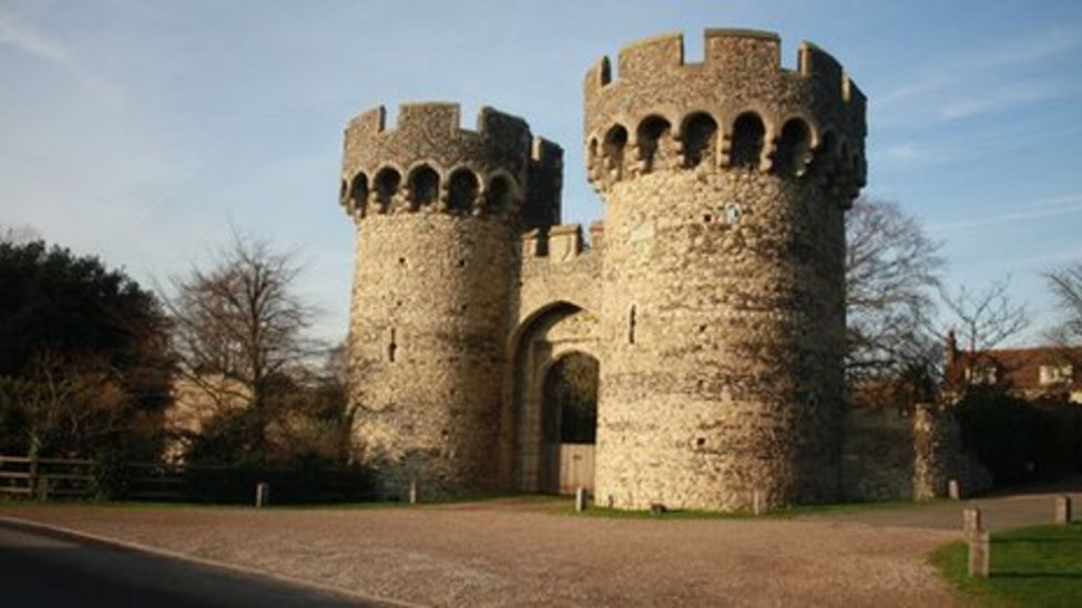 Jools Holland's wait for Cooling Castle wall permission - BBC News