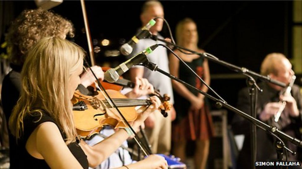 Derry fleadh week 'biggest ever' say organisers - BBC News