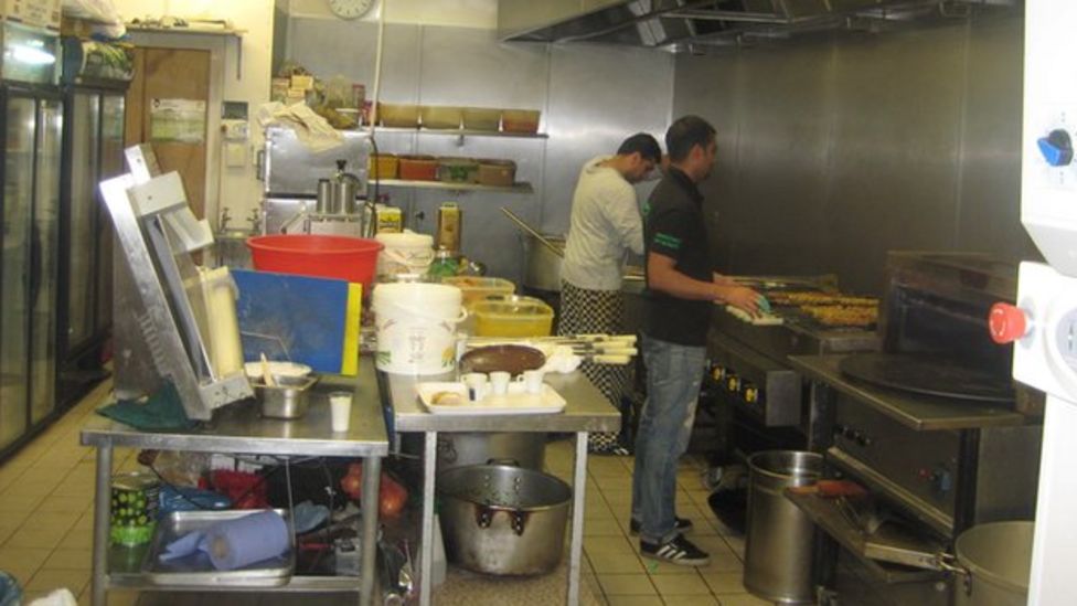 The mosque kitchen 'open to all' - BBC News