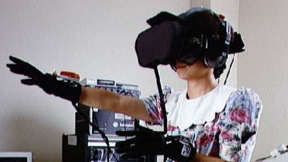 Facebook buys virtual reality headset start-up for $2bn - BBC News