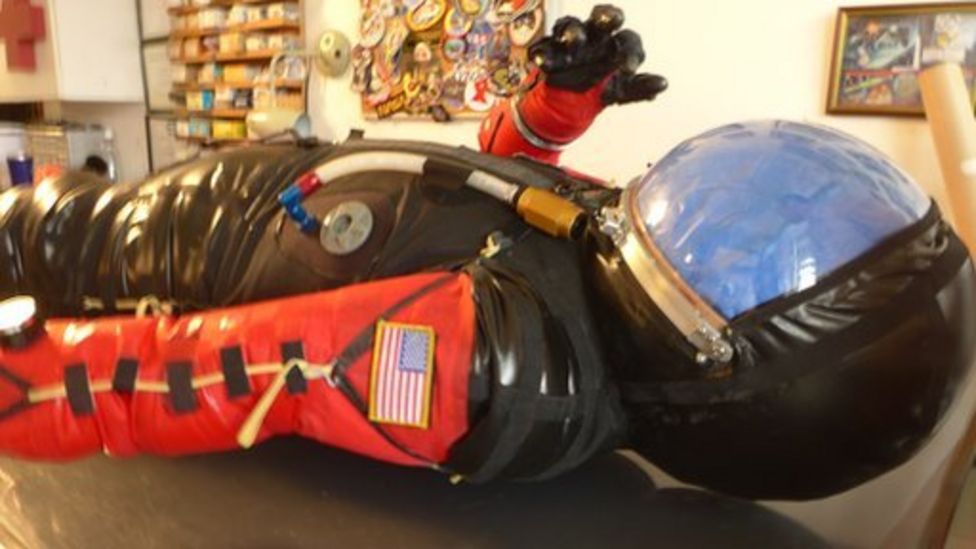 Nasa shows off prototype spacesuit for journey to Mars - BBC News