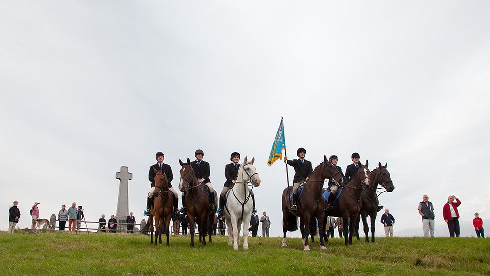 In pictures: Battle of Flodden flag tours the Borders - BBC News