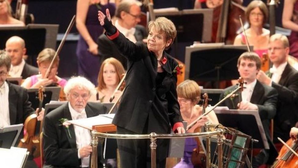 Sound of Music singalong at Last Night of the Proms - BBC News