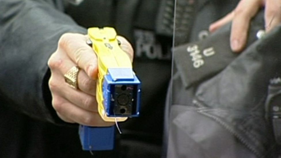 Met Police Taser use on children rises - BBC News