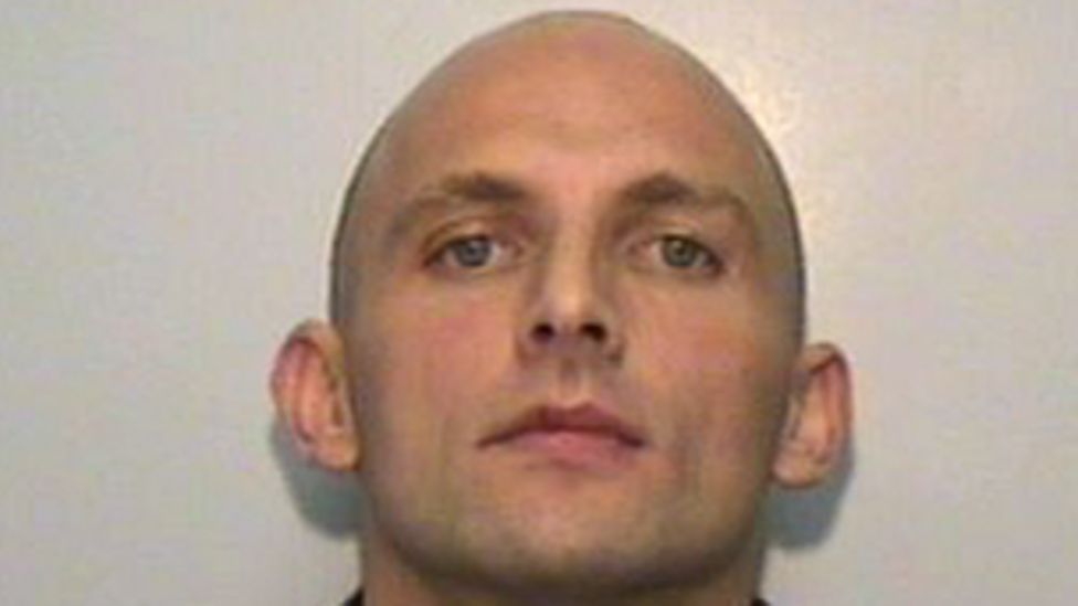 Lee James Seddon: Crimewatch appeal over machete robbery - BBC News