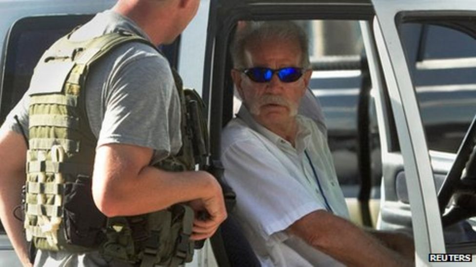 US pastor Terry Jones held after threats to burn Korans - BBC News