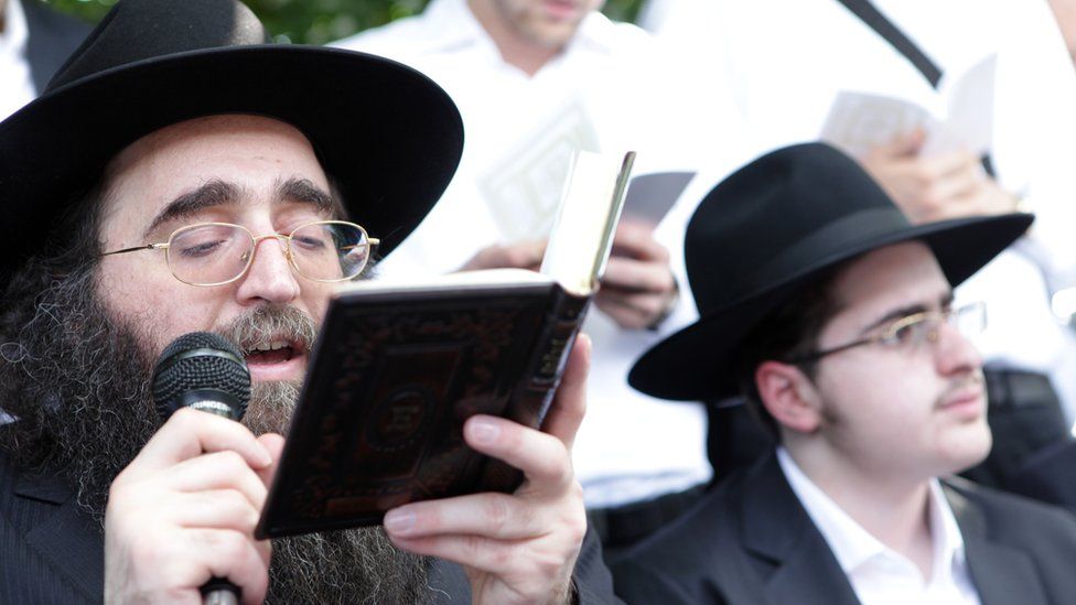 In pictures: Israeli Jews on Bulgaria pilgrimage - BBC News