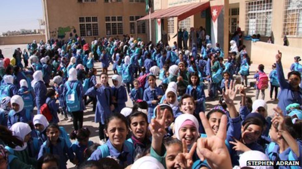 Syria crisis: Return to school offers hope to refugees - BBC News