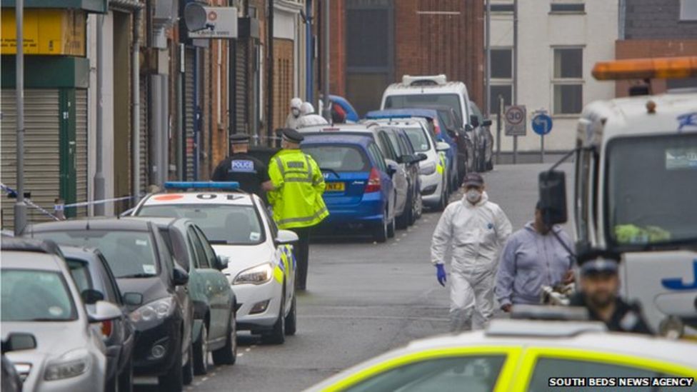 Micah Urquhart stabbing: Two jailed for Luton killing - BBC News