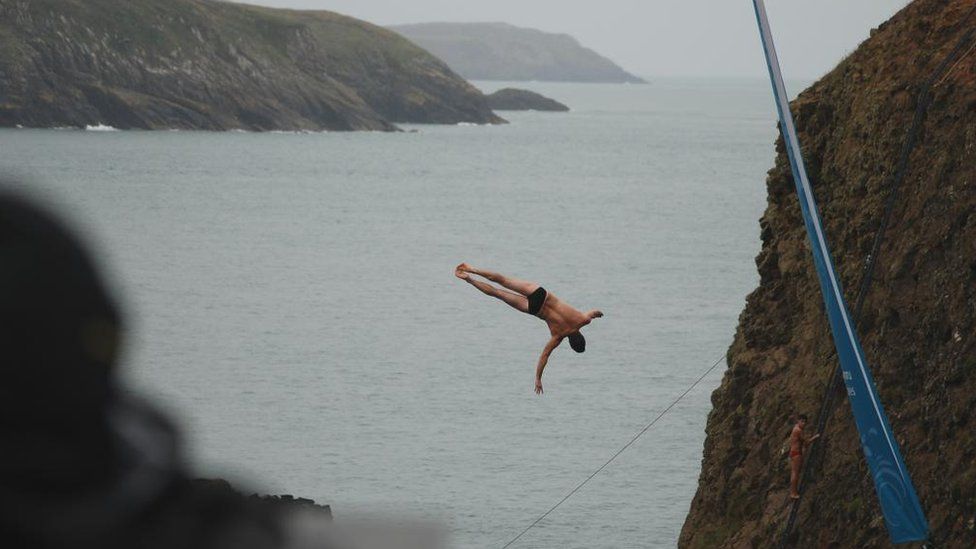 Cliff Diving World Series: Dizzy heights in Pembrokeshire - BBC News