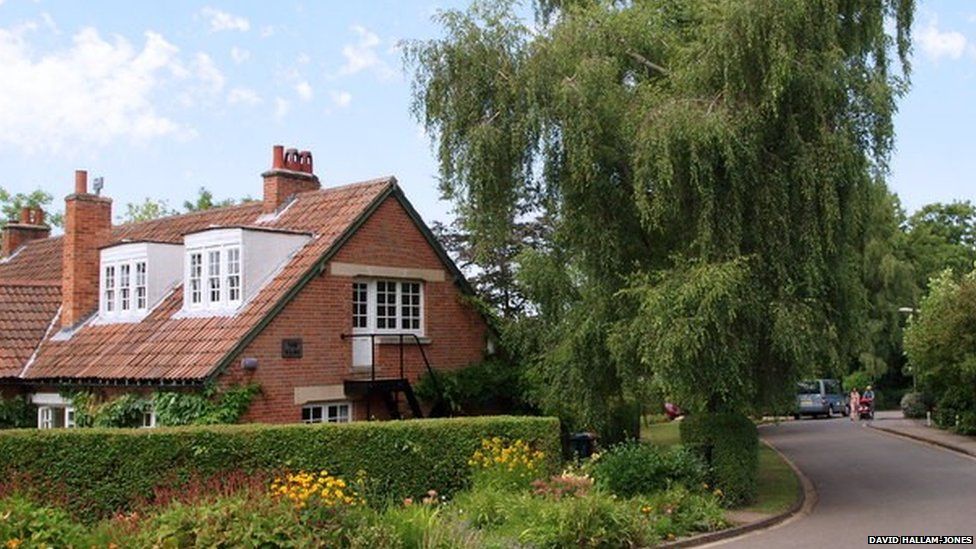 Headington remembers Narnia writer CS Lewis - BBC News