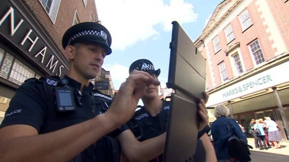 Cambridgeshire Police test tablet computers to save time - BBC News
