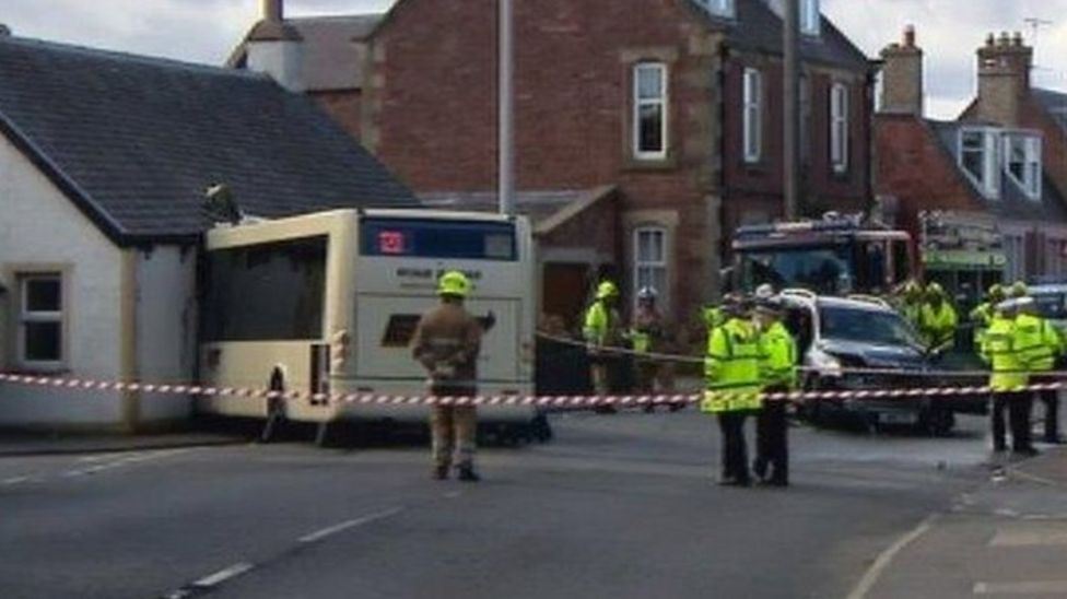 Driver admits fault over East Lothian bus crash death - BBC News
