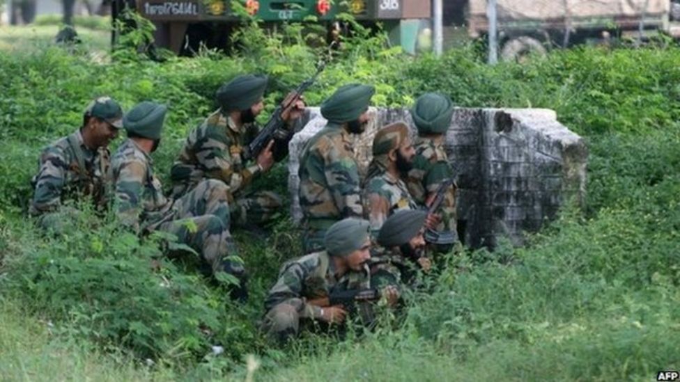 Kashmir clashes: India troops 'fight Pakistan infiltrators' - BBC News