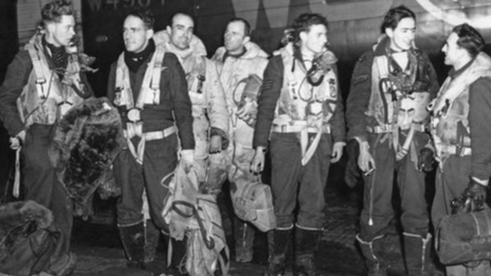 Dambusters pilot Les Munro dies in New Zealand aged 96 - BBC News