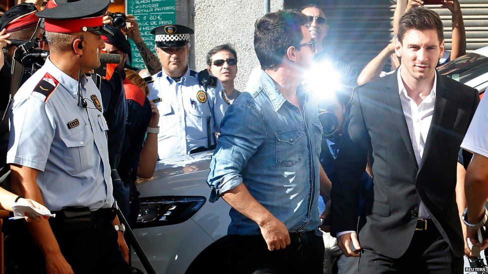 Day in pictures: 27 September 2013 - BBC News