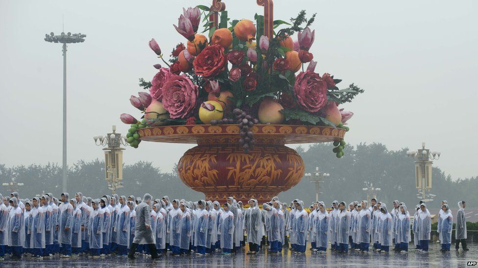 Day in pictures: 1 October 2013 - BBC News