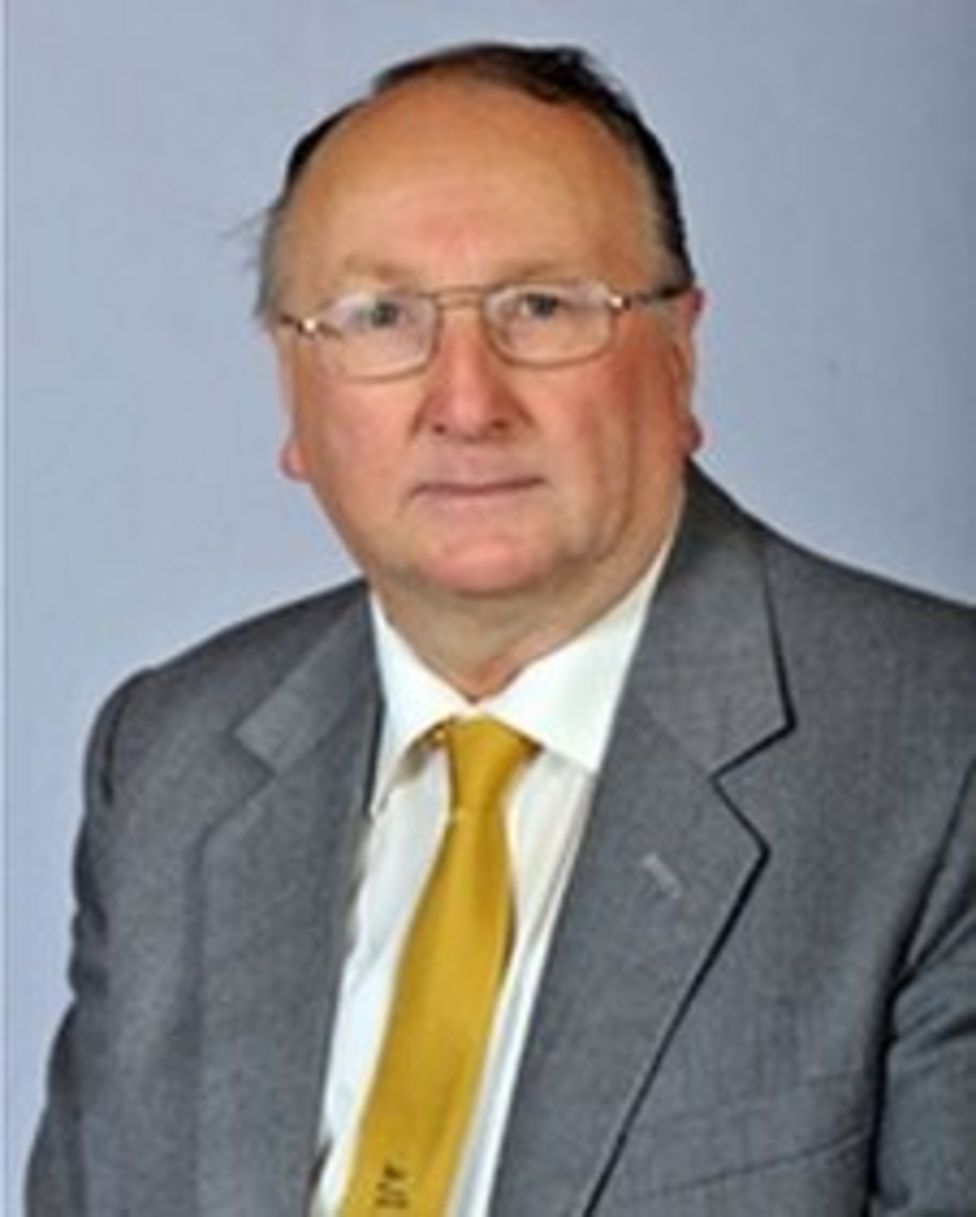 'Stupid old cow' Scarborough councillor Geoffrey Evans named - BBC News