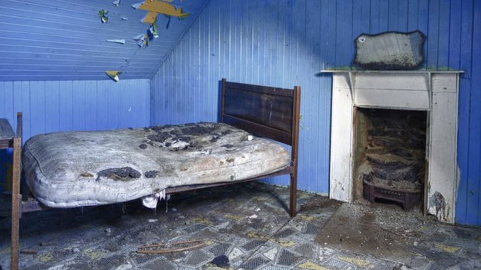 Buzzcocks drummer John Maher exhibits Western Isles photograph - BBC News