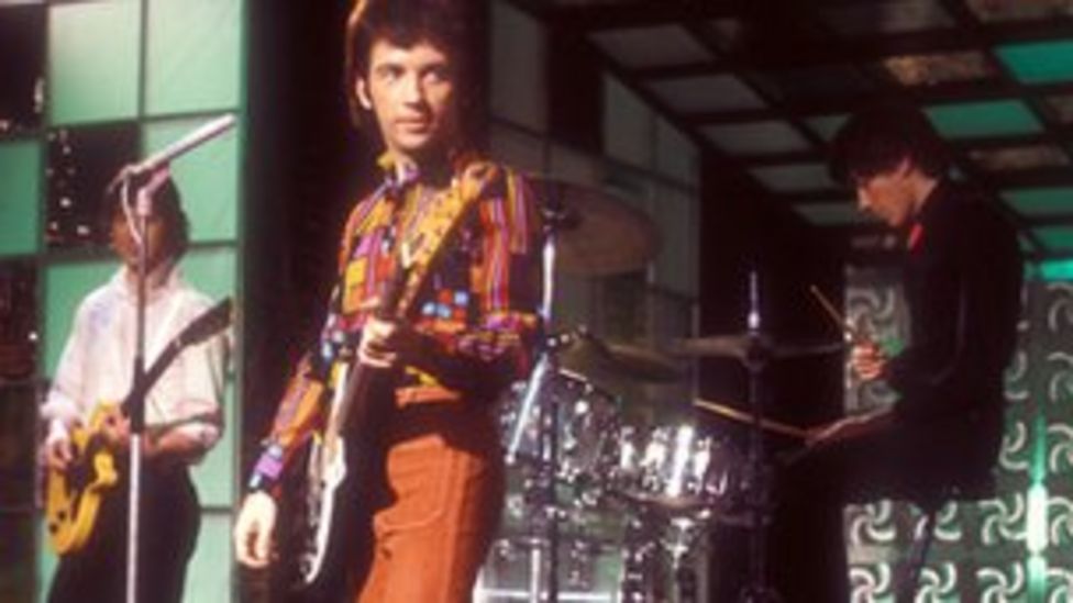 Buzzcocks drummer John Maher exhibits Western Isles photograph - BBC News