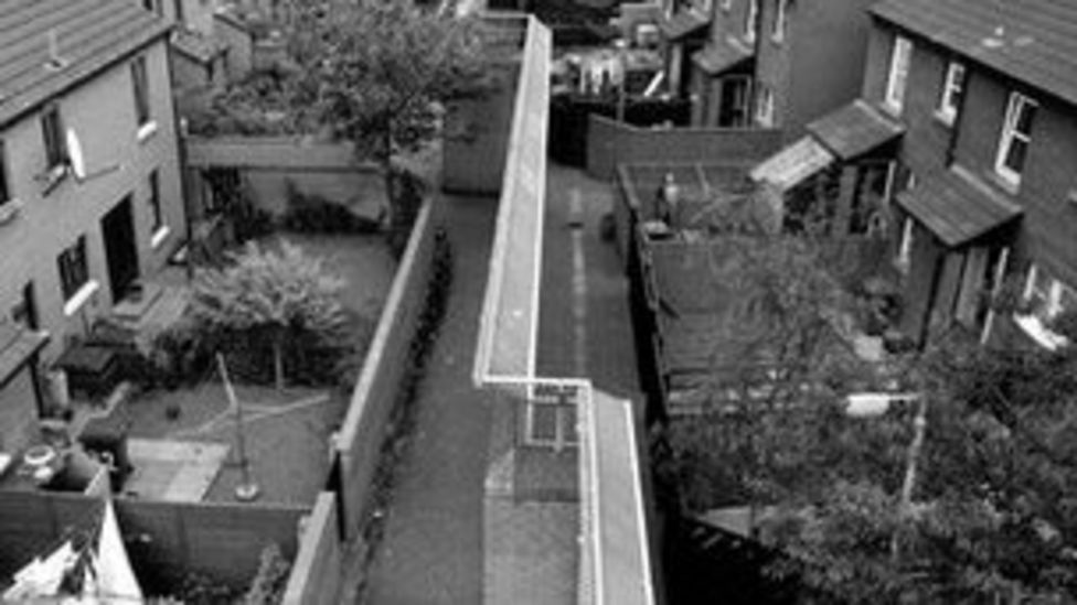 Life for residents living at Northern Ireland's peace walls - BBC News