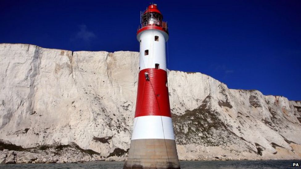 Beachy Head lighthouse repainting 'finishing touches' - BBC News