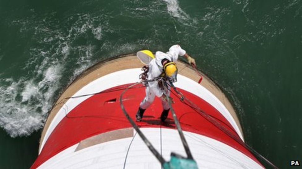 Beachy Head lighthouse repainting 'finishing touches' - BBC News