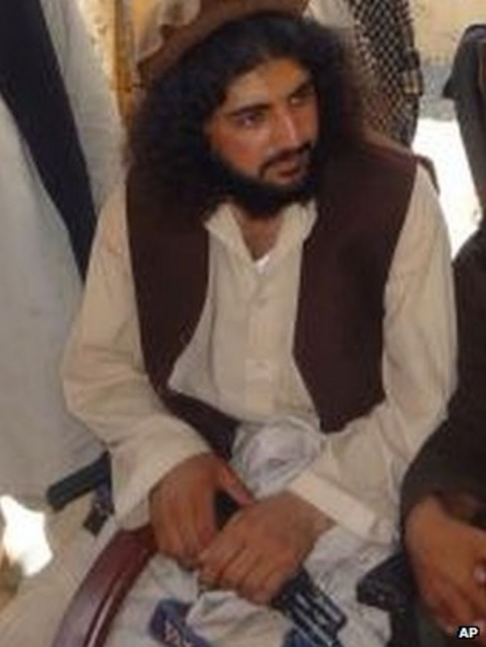 Pakistan Taliban commander 'seized in US operation' - BBC News