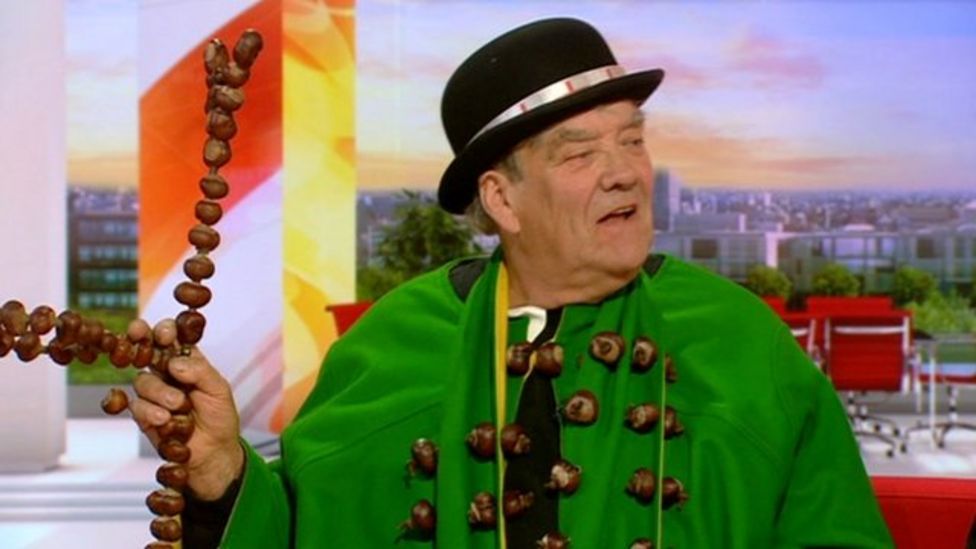 World Conker Championship 'king' and 'queen' crowned - BBC News