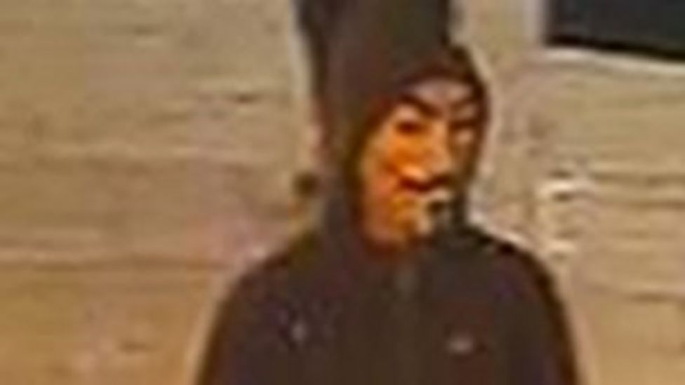 Canterbury students warned over masked man - BBC News