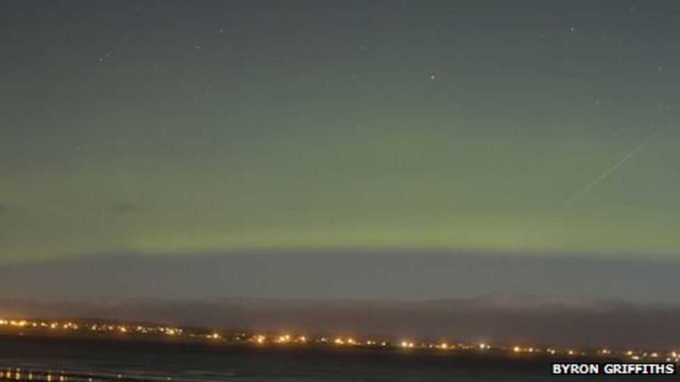 Fireball meteor lights up aurora display over Scotland - BBC News