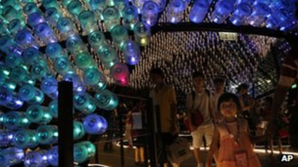 LED light bulb 'li-fi' closer, say Chinese scientists - BBC News
