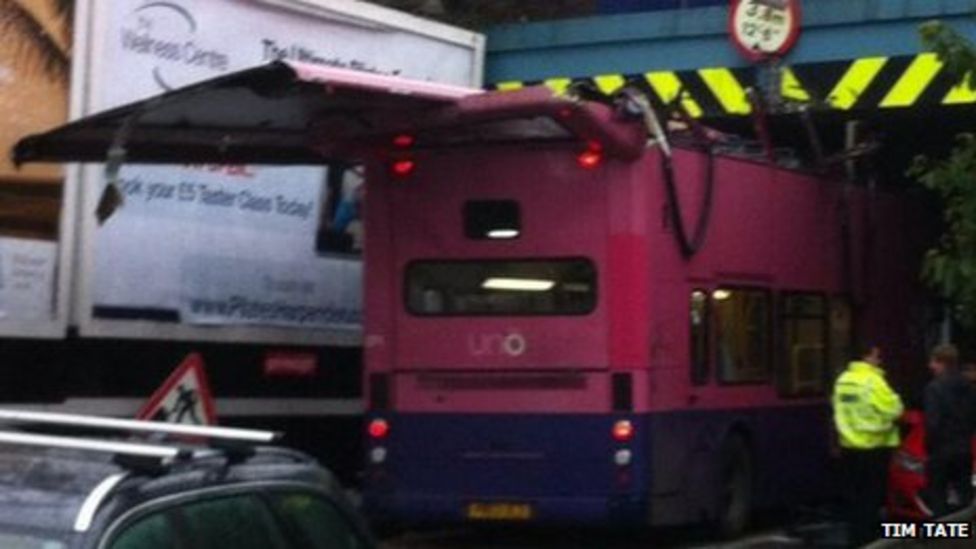 Bus roof ripped off by bridge in Harpenden - BBC News