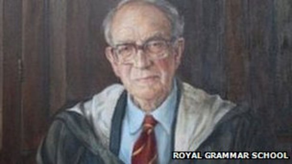 Blue plaque for Olympian and headmaster Godfrey Brown - BBC News