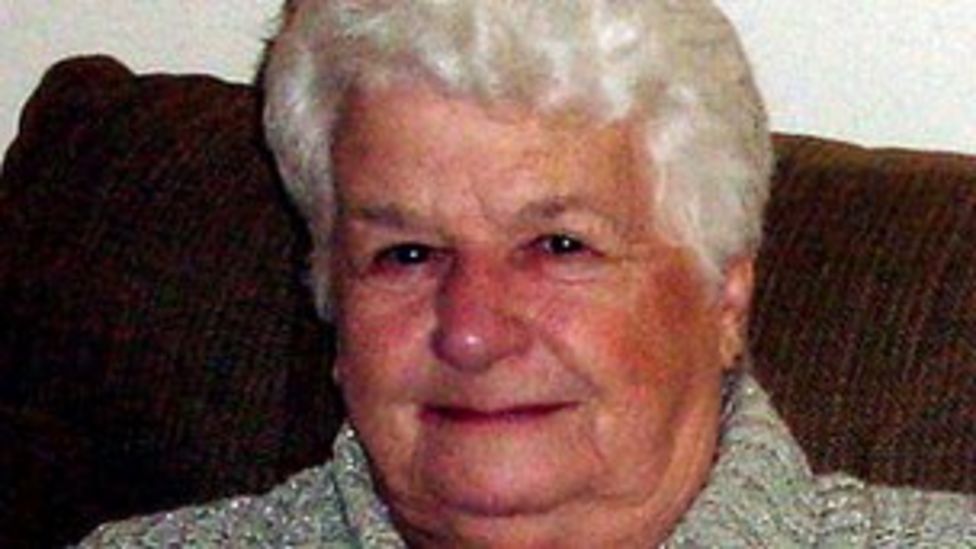 Family tribute to Aberdeenshire crash victim Margaret Laing - BBC News