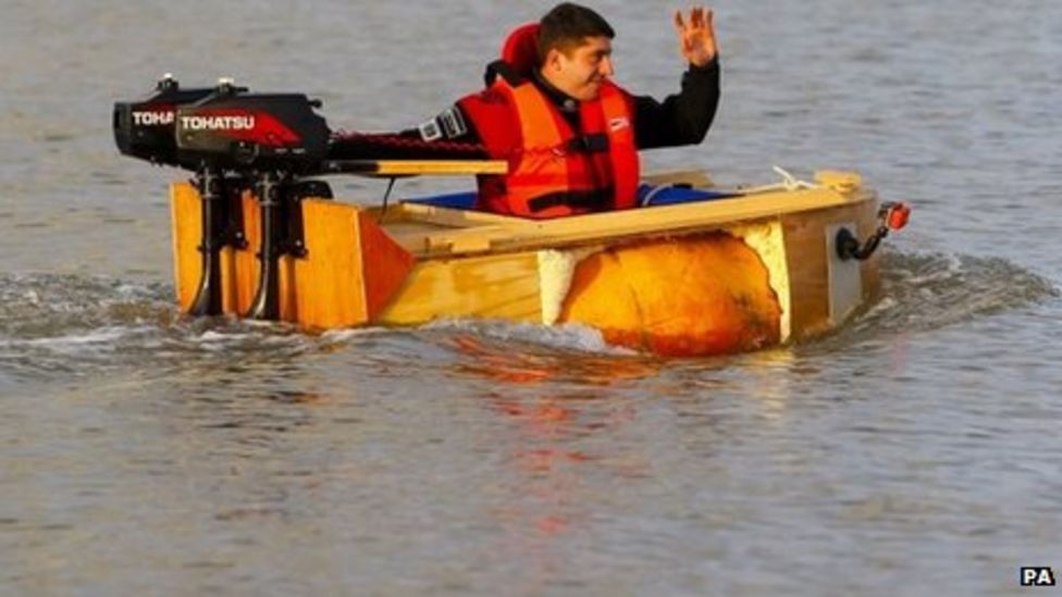 Vegetable artist crosses the Solent in giant pumpkin boat - BBC News