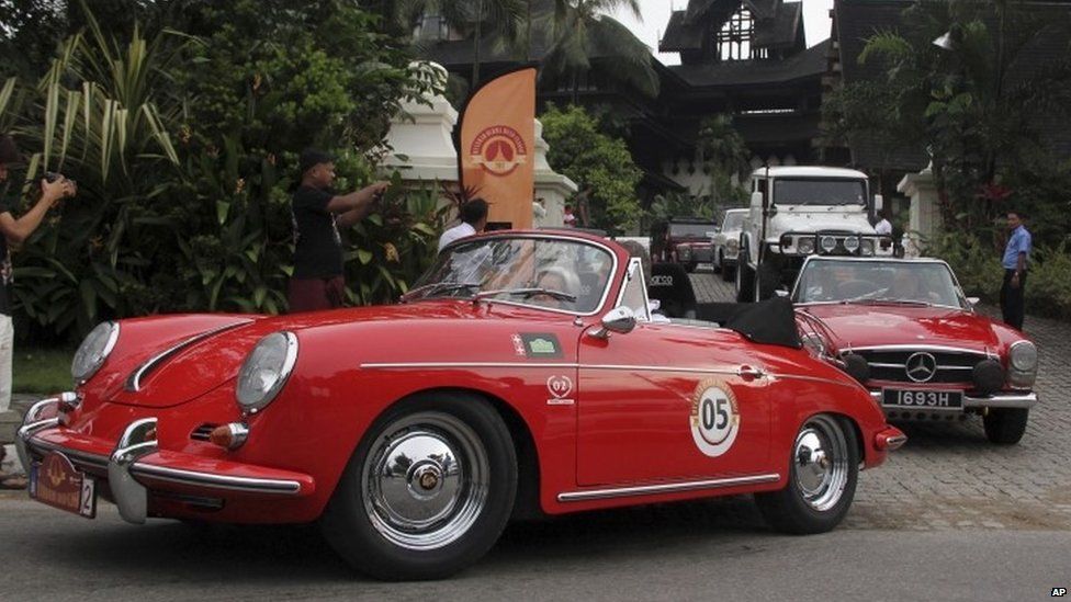 In pictures: Classic cars take to Burma's roads - BBC News