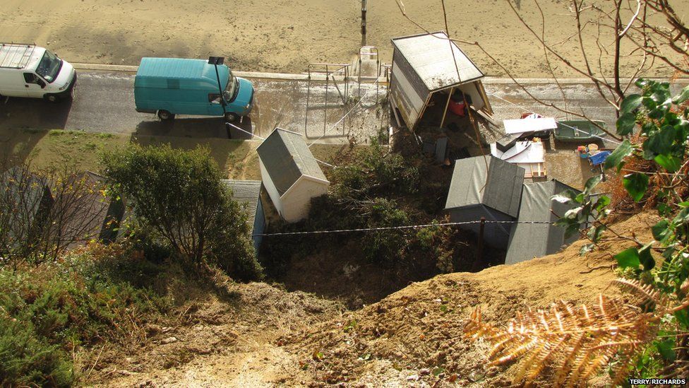 In pictures: Hampshire and Isle of Wight hit by storm - BBC News