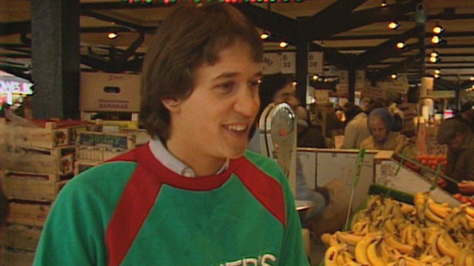 Gary Lineker announces death of 'wonderful' father - BBC News